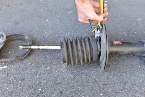 Front Strut Disassembly - VE Commodore | AutoInstruct