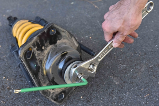 Rear Strut Disassembly – VE Commodore – AutoInstruct