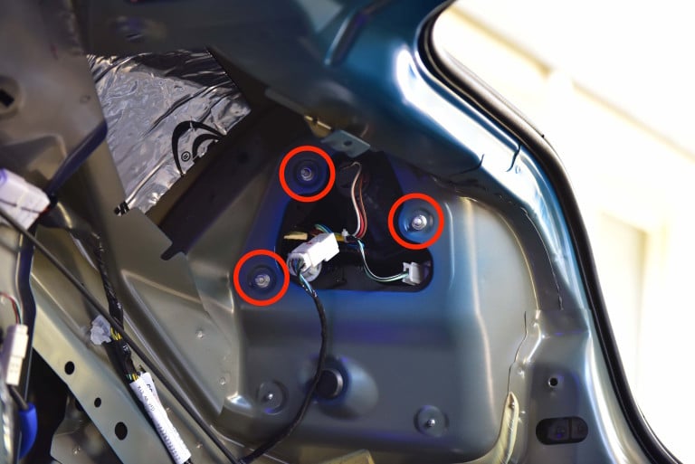 Changing Tail Lights – VE Commodore – AutoInstruct