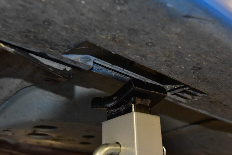 Using Trolley Jacks and Jack Stands – VF Commodore | AutoInstruct